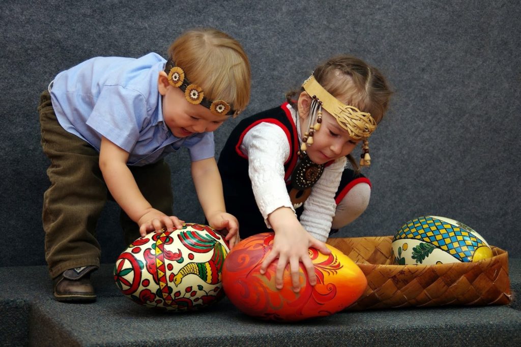 Пасхальные игры; пасхальные игры для детей; конкурсы с яйцами для детей